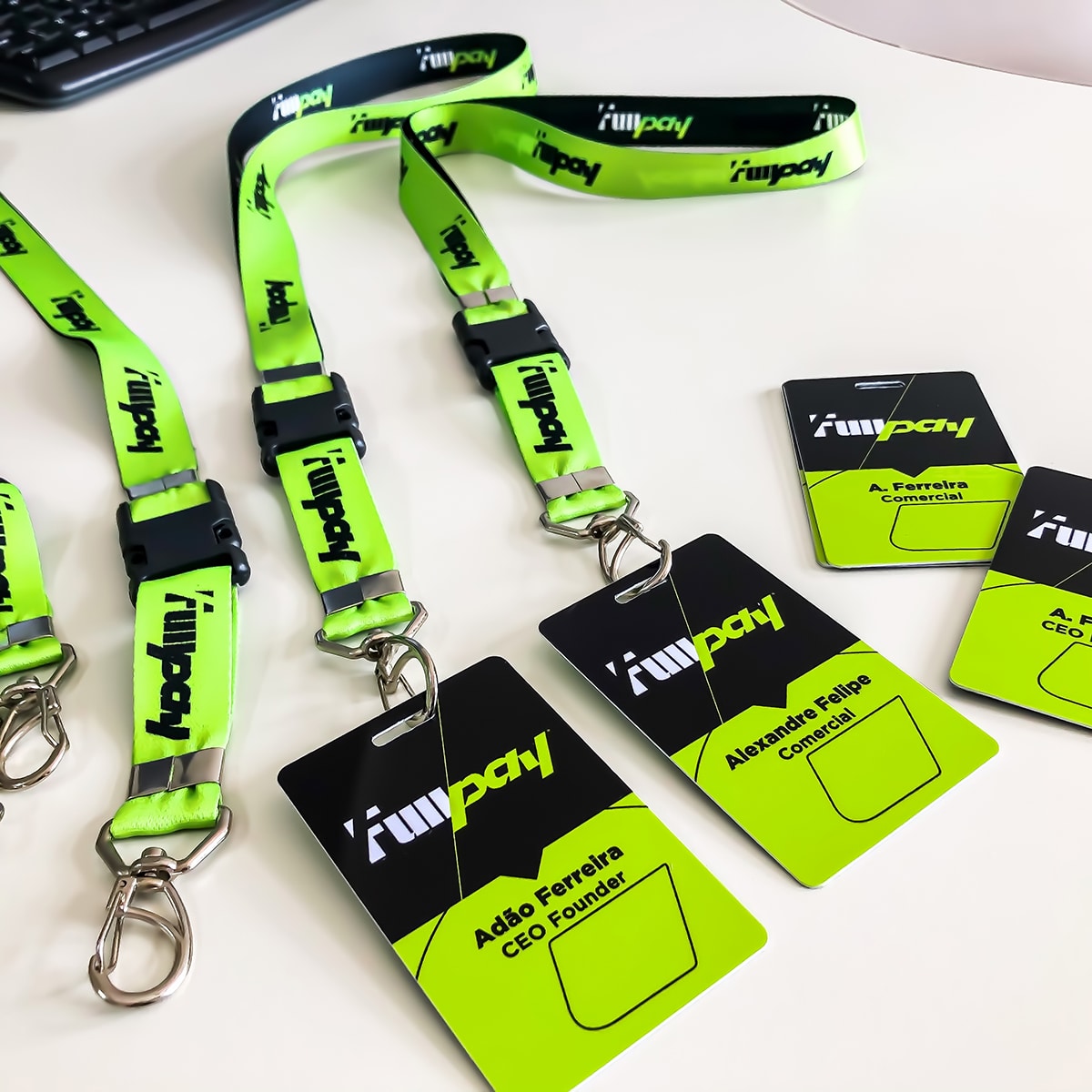 Crachás em PVC - Exxpress | Líder na Fabricação de Crachás